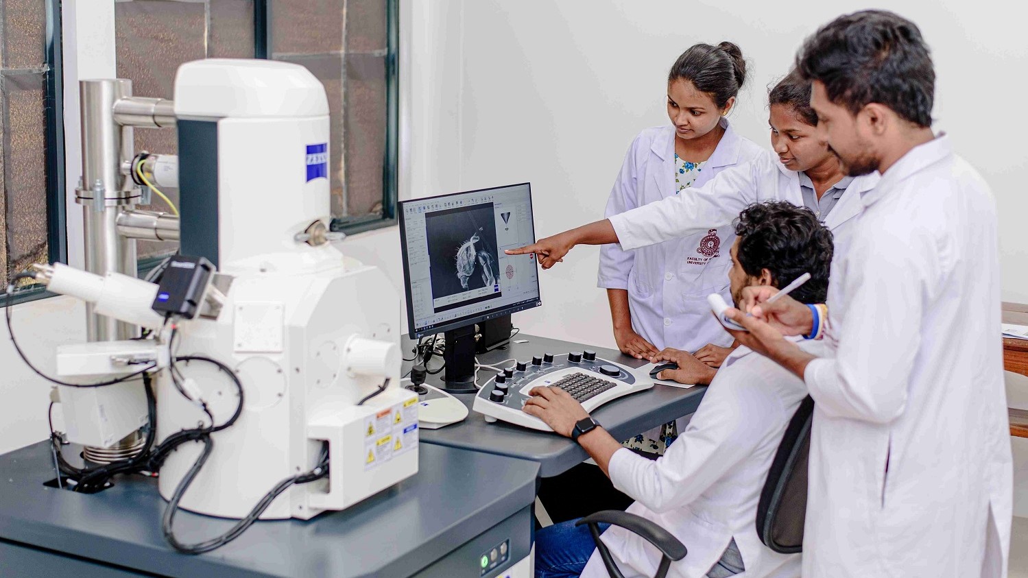 Scanning Electron Microscope | Faculty of Technology, University of Colombo